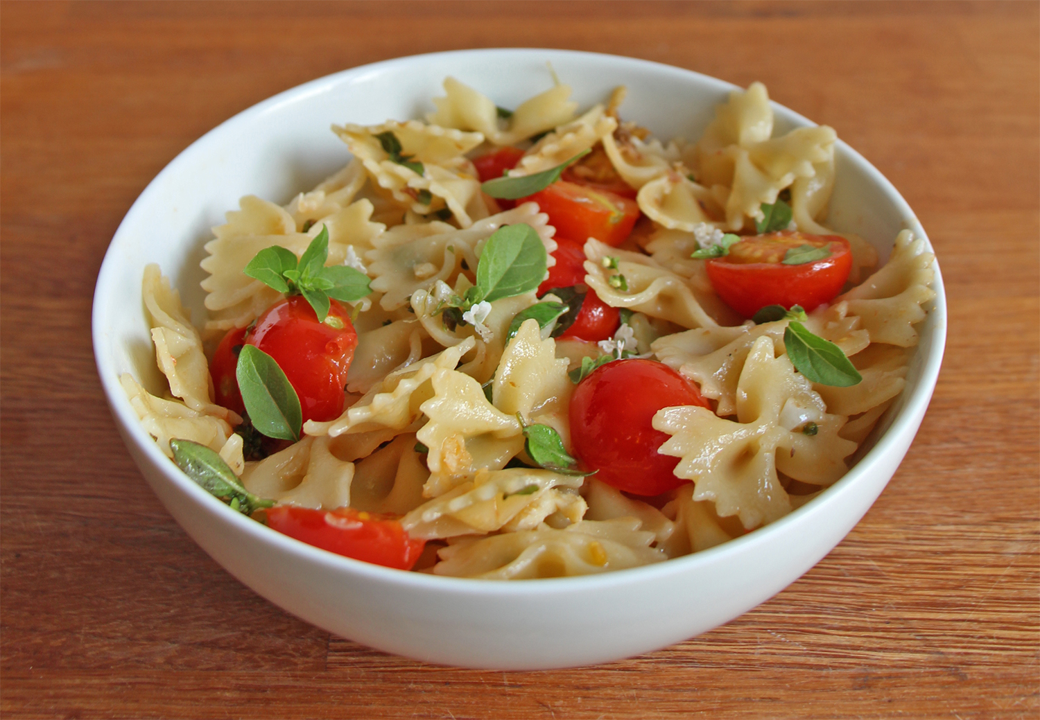 Farfalle Aux Tomates Cerises Anchois Et Fleurs De Basilic