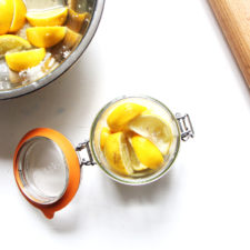 Comment faire des citrons beldi confits en quartiers - Au four & au moulin